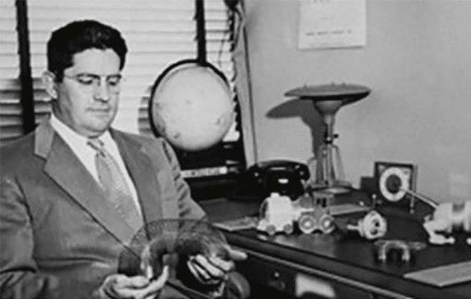 SLINKY - A PHENOMENAL TOY THAT ENRICHED ITS INVENTOR AND WHICH HE ...